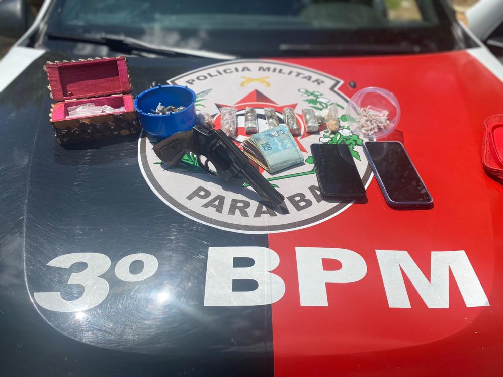 Polícia Militar Prende Homem E Apreende Menor Suspeitos De Tráfico De